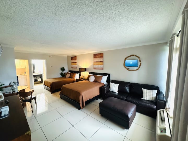 Deluxe Two-queen Room W/ Shared Pool,-parking-gym - Boca Raton, FL