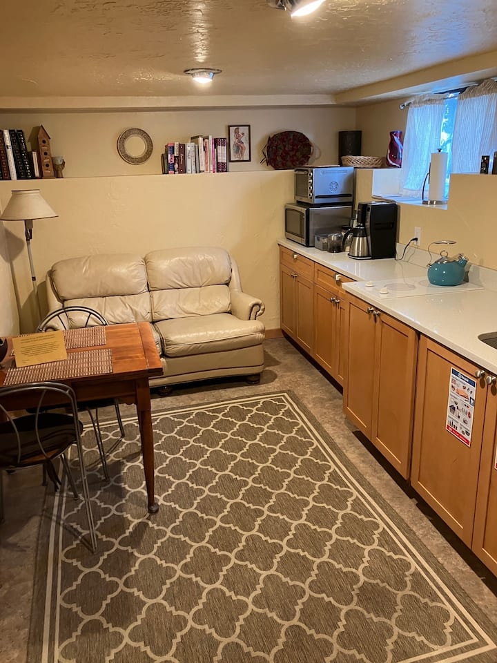 Quiet Apt Near Greenlake & Downtown - Seattle, WA