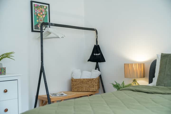 Enduring Grace | Liverpool Street |Creed Stay - Londres