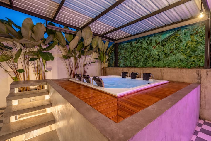 Roomy House In Poblado/jacuzzi/visitors Allowed/ac - Medellín