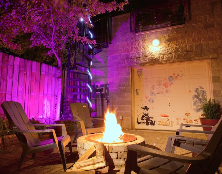 The Banksy-free Parking-kingbed-firepit-rooftop - Chicago, IL