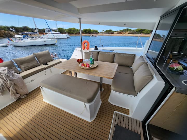 Eden Catamaran Moderne 2 à 8 Pers. à Quai Au Port - Hyères