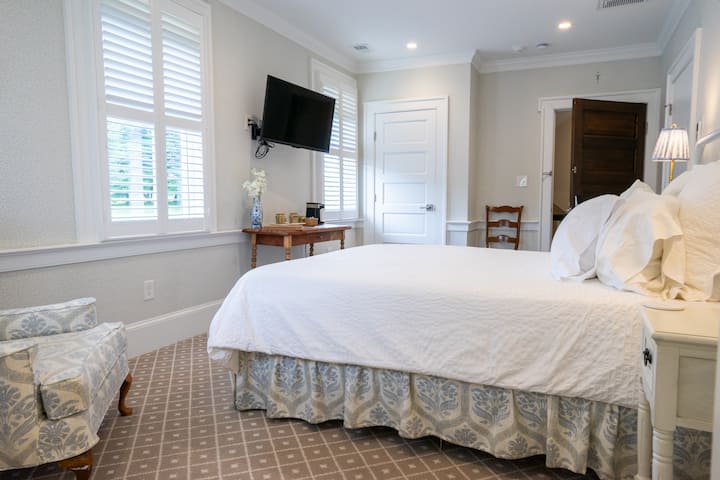 Farmhouse Elegance: Historic Inn Retreat - 200 - Columbia, MD
