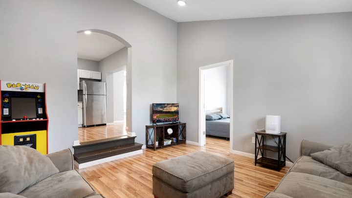 Walk To Niagara Falls! 3 Bedroom Apartment - Niagara Falls, NY