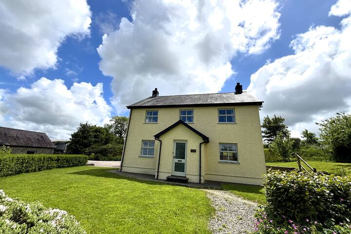 Farmhouse With Jacuzzi Hot Tub & Views - Aberaeron