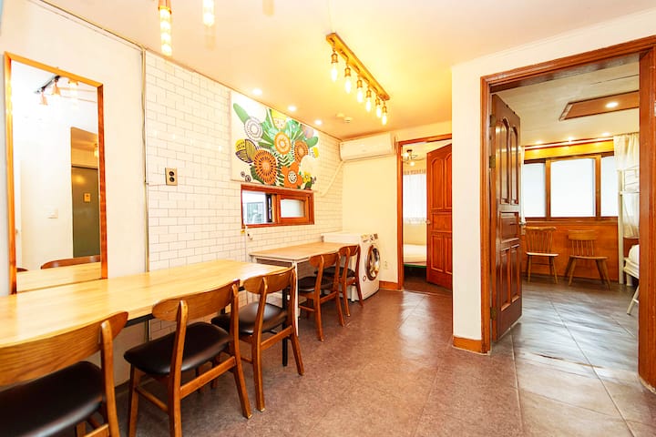 Hongik Univ. Station(arex Line) 5 Min 6 Br & 4bath - South Korea