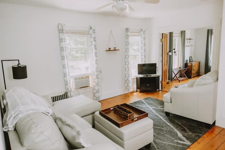 Charming Farmhouse Apt Near Williams College - The Berkshires, MA
