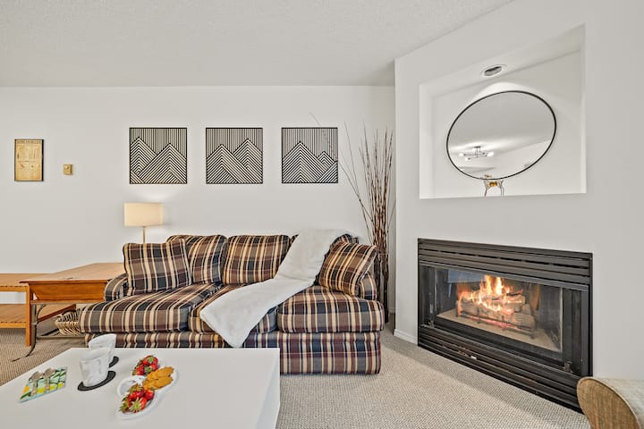 Ski-in/ski-out | Pool & Hot Tub | Sleeps 5! - Whistler