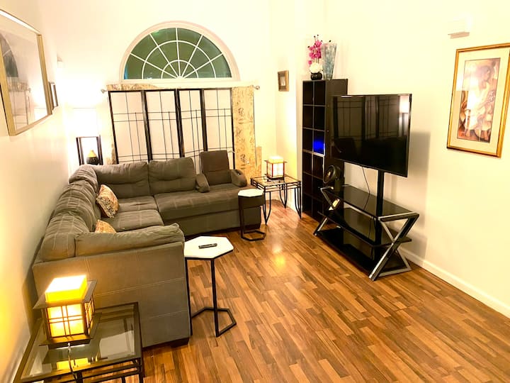 Huge 2 Bedroom Apt Free Street Parking (King Bed) - Baltimore, MD