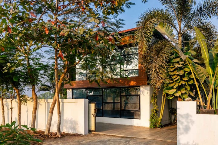 Stayvista @ One Villa - W/ Pvt Pool - Karjat