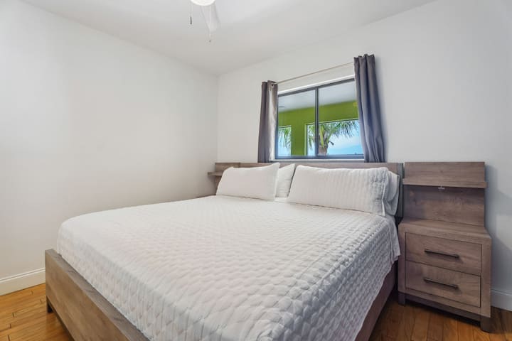 Deluxe King Suite With Deck & Waterfront - Sanibel Island, FL