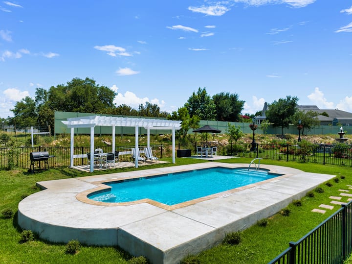 Chateau-cochin, 2 Private Bedrooms & Pool - Natural Bridge Wildlife Ranch