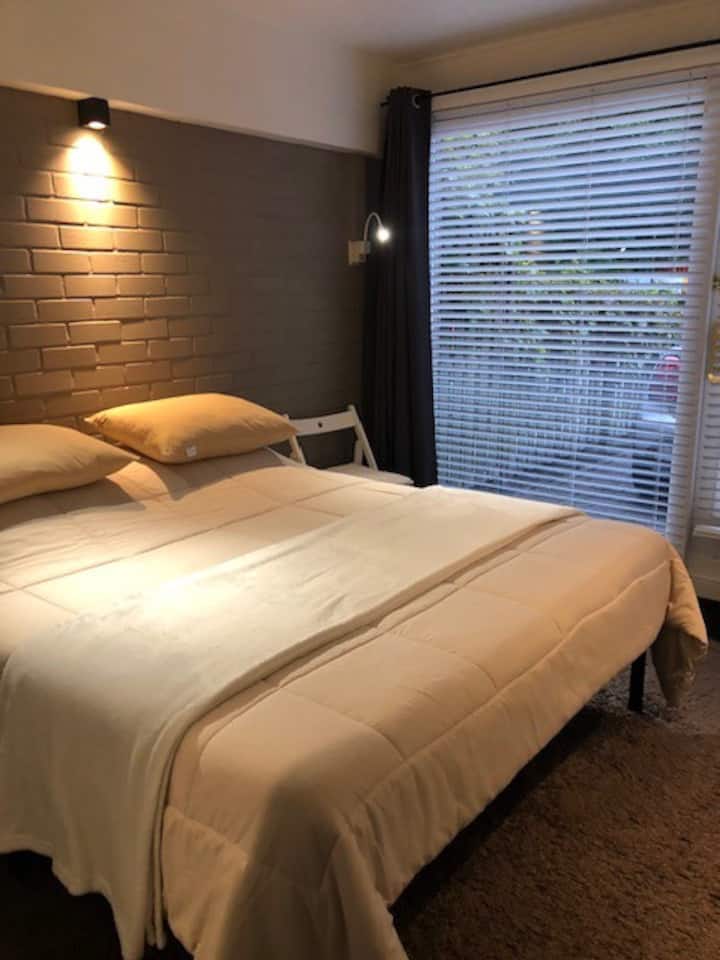 Kleine Slaapkamer Met Eigen Badkamer Eigen Toegang - Alkmaar