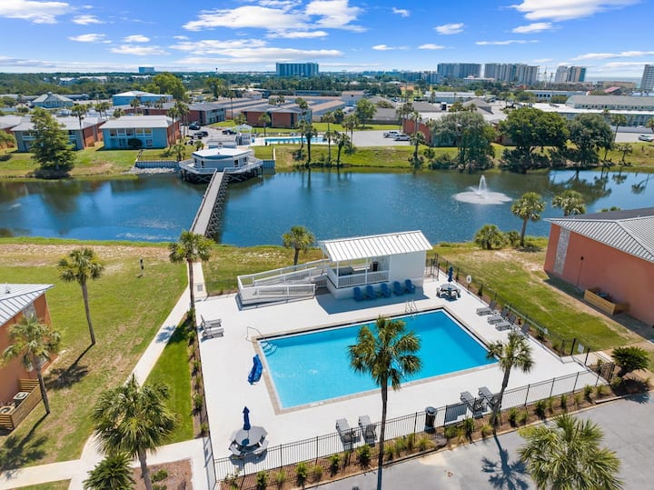 Family Friendly Condo • 3 Pools • Heart Of Destin - Destin, FL