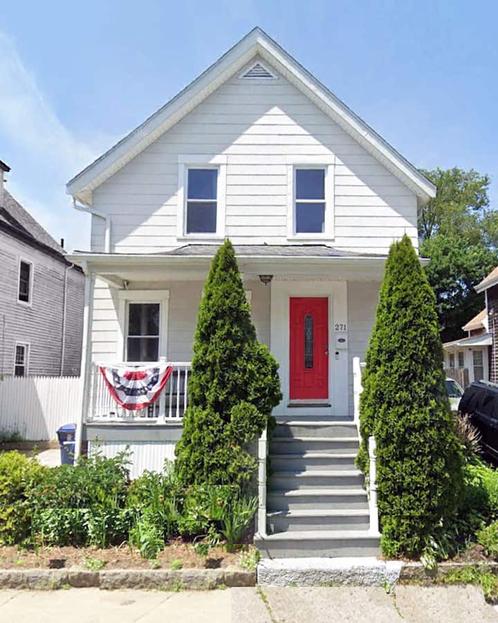 Historic 4-bedroom Home With Driveway Parking - Dartmouth, MA