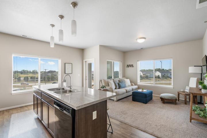 Natural Light End Unit Amenities @ Mhdesmoines - West Des Moines, IA