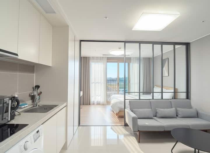 [1.5 환상 오션뷰] #오션스위트R1 #속초해변신축 #깔끔·청결 #더블루테라 - 속초시