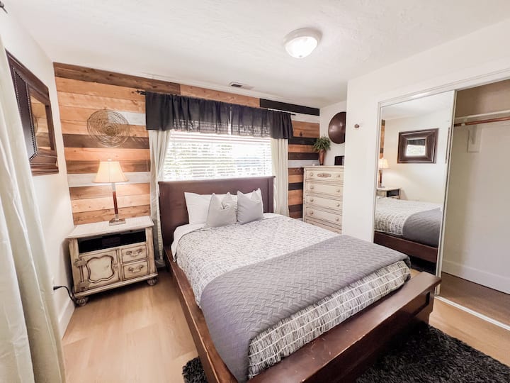 Stylish Top-floor Retreat In Downtown Salt Lake - Salt Lake City, UT