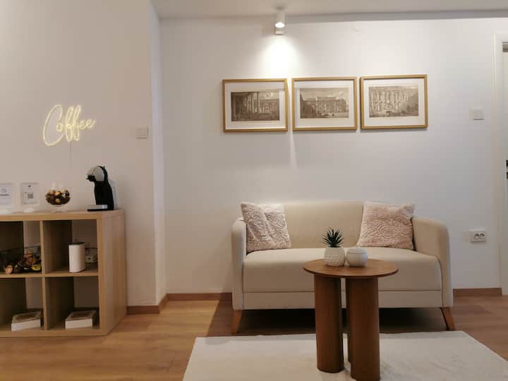 Split Group Stay Up To 12 Guests | 6 Private Rooms - Split