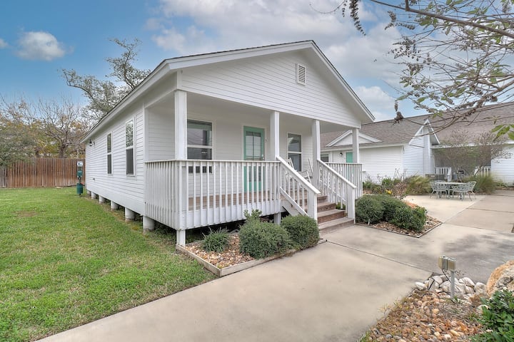 Located In Town Walking Distance To Marina And Fes - Rockport