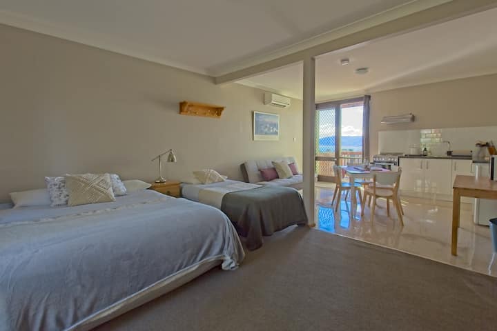 Studio With Spectacular Views - Central Jindabyne - Kosciuszko National Park