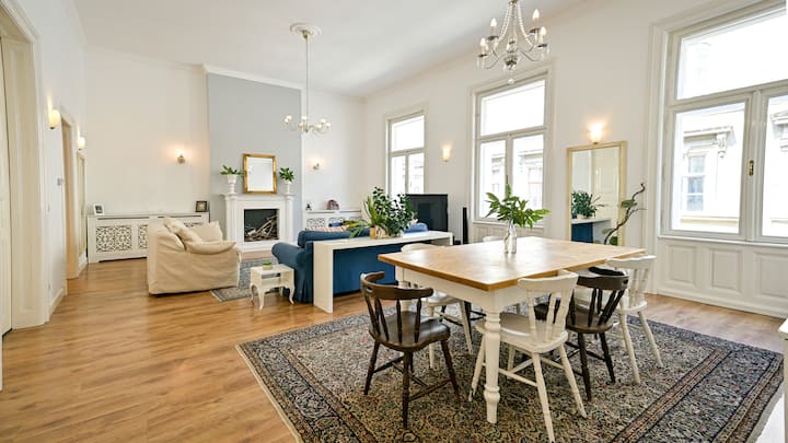 Victoria’s Grandiose Apt Main Market, Free Parking - Hungría