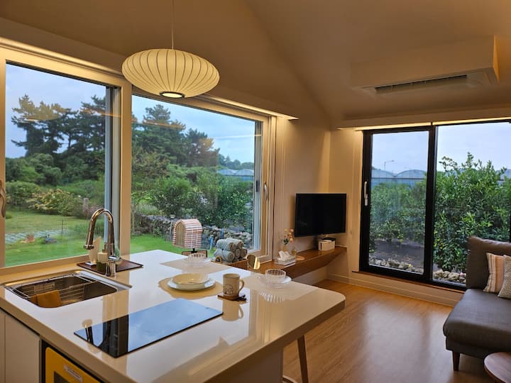 Love Room Of Charlie's House In Jeju Island - Jeju-do