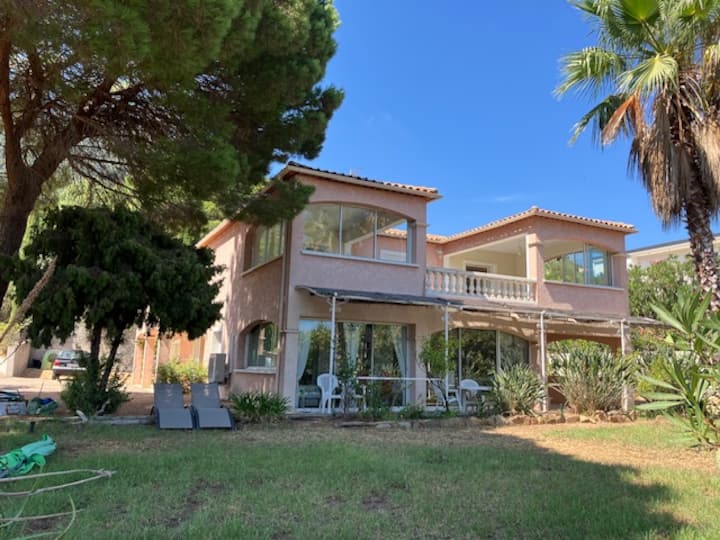Appartement En Rez De Jardin, Dépaysement Assuré - Cavalaire-sur-Mer