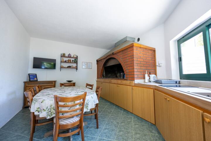 Apartments Vuković Vanja - Jacuzzi, Yard, Ap For 6 - Makarska