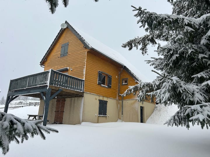 Chalet Accueillant Avec Poêle à Granulés - Lac Chambon
