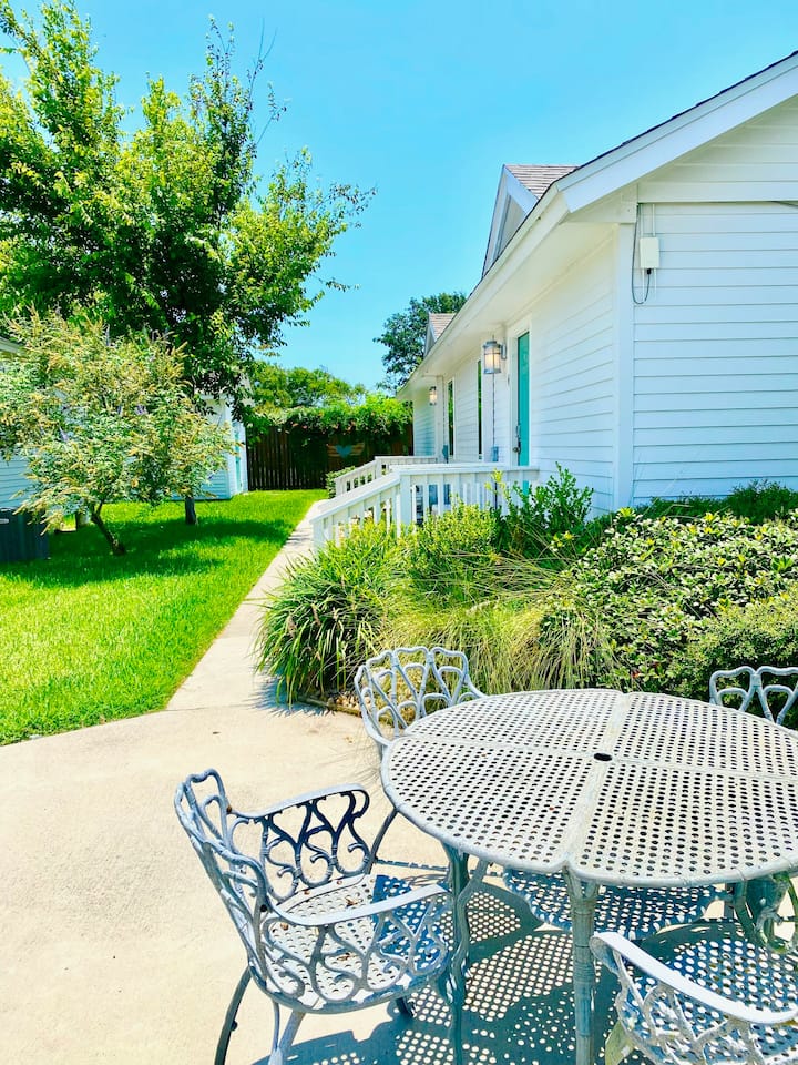 Located In Town Walking Distance To Marina And Fes - Rockport, TX