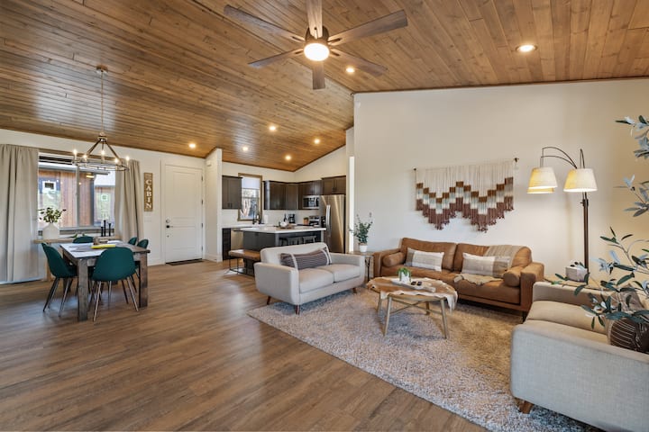 Cozy Cabin W/ Fire Pit + Patio | Near Ski Resorts - Show Low, AZ