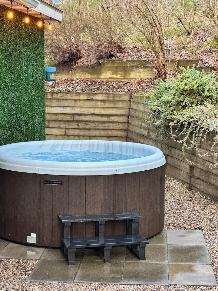 Hot Tub, Dog Friendly, Firepit, Grill, Wineries! - Fennville, MI