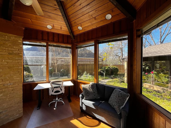 One-bedroom Guesthouse
(2 Miles From Texas A&m) - College Station, TX