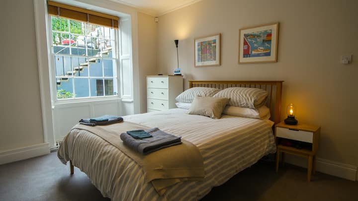 Off Street Parking - Cosy 1 Bedroom Flat, Clifton - Brístol