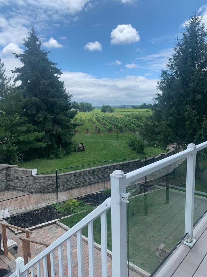 The Pines - Entire Suite With A Vineyard View - Niagara-on-the-Lake