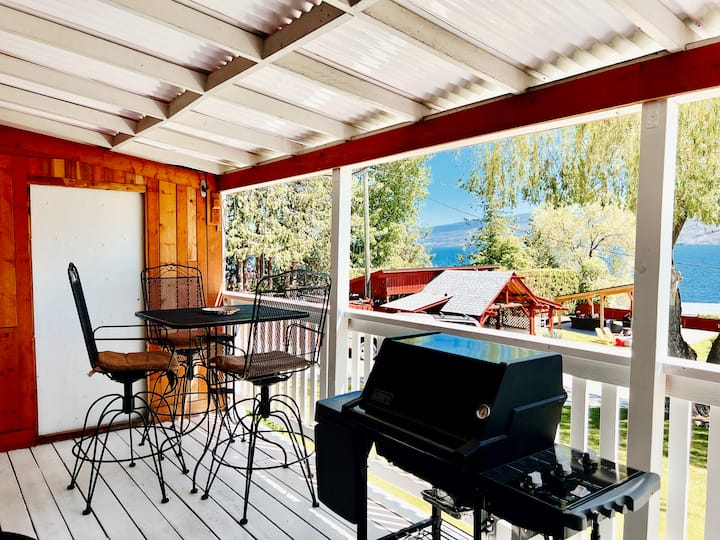 Idyllic Waterfront Retreat - Peachland