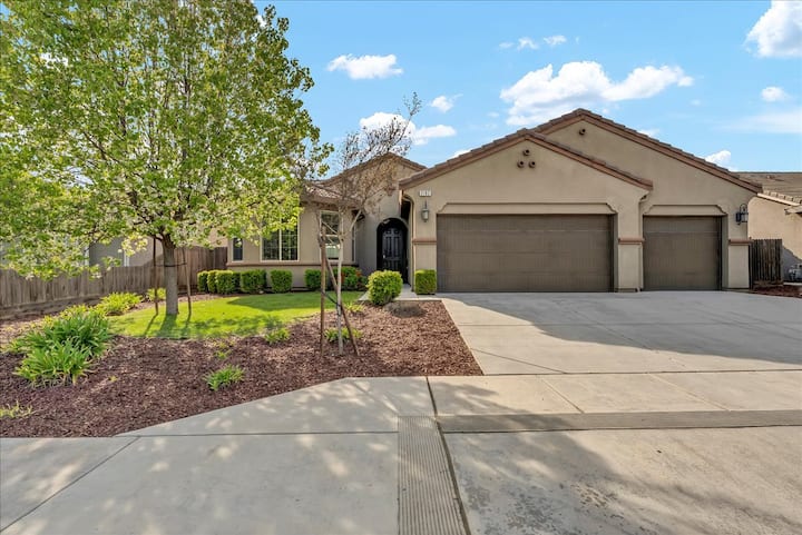 Glacier - Spacious (11 Beds, Sleeps 15) - Lemoore, CA