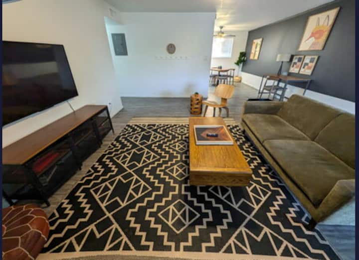 Zachary | South Biltmore 2 Bedroom Apartment - Phoenix-Sky-Harbor Airport (PHX)