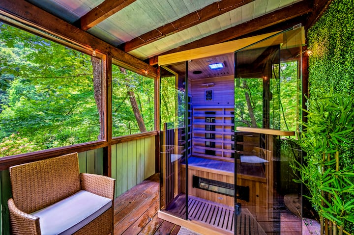 Hot Tub & Sauna, Oh My! King Beds, Pool Access - Pigeon Forge, TN
