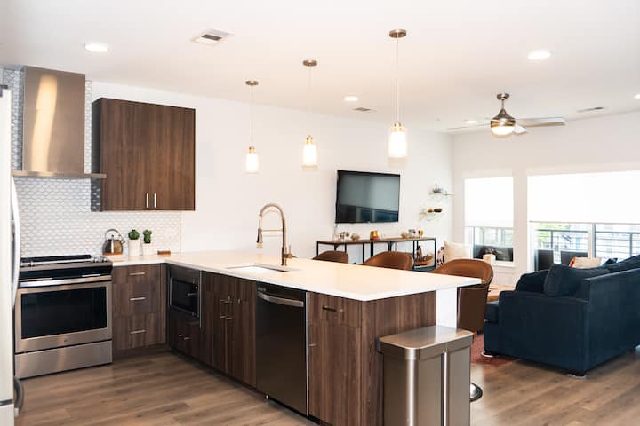 Modern Luxury Home, Perfect East Austin Location - Austin, TX