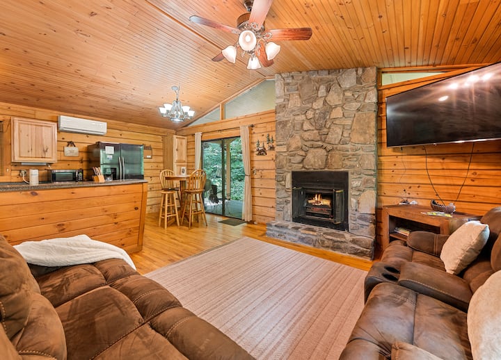 Cozy Stream True Log Cabin W/ Hot Tub Near Smnp - Maggie Valley, NC