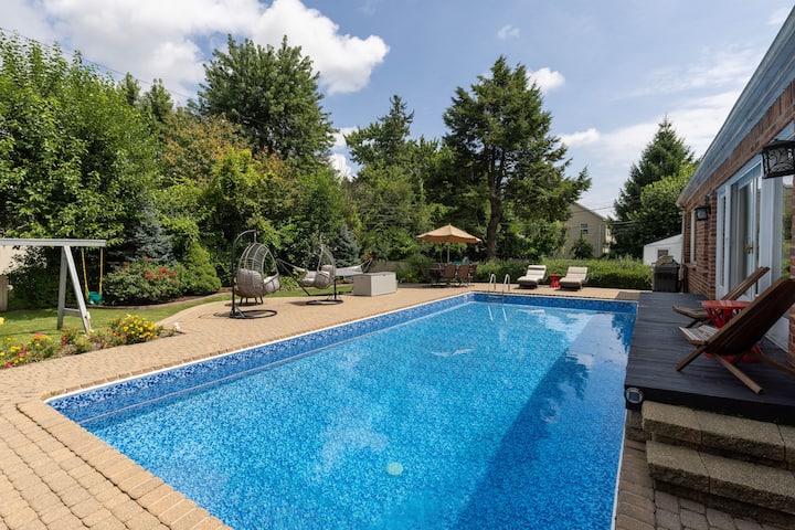 *Luxury Home* W/pool&jacuzzi, 8 Beds, And 6 Baths. - Troy, MI