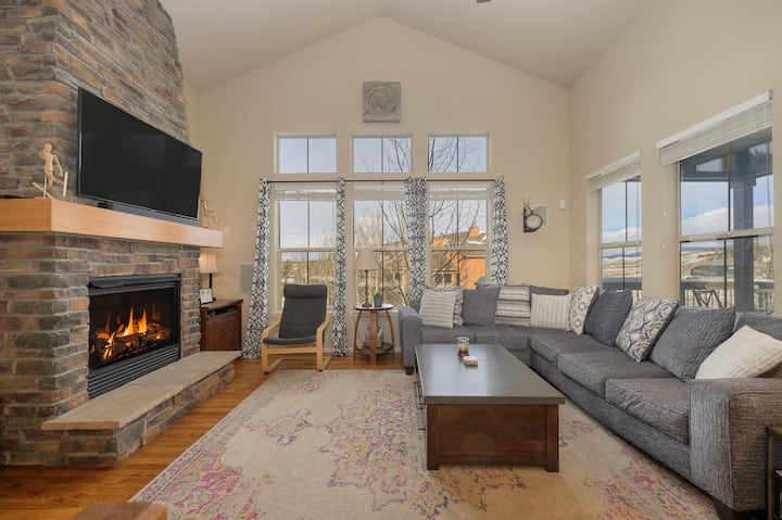 Cozy Cabin W/ Rmnp Views, Large Deck & Hot Tub - Granby, CO