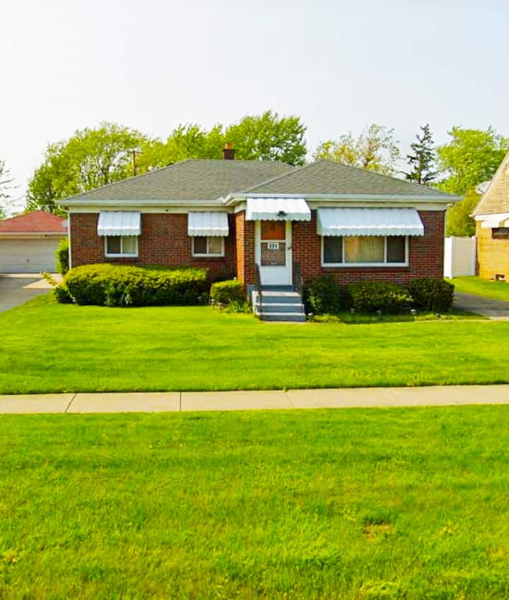 Private Suburban Family Home Near Niagara Falls - Lancaster, NY