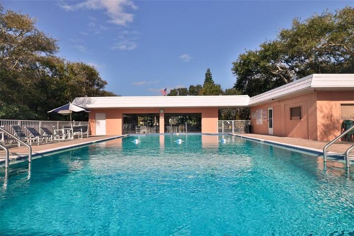Entire Beachside Condo, Walk To The Beach - New Smyrna Beach, FL