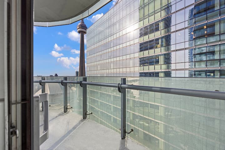 Modern 2br+2ba W Free Parking + Balcony, Cn Tower - Toronto, ON