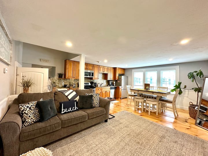 Downtown Thames St Condo - Great Walkability! - 뉴포트