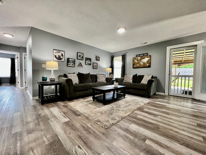 3 Bedroom Home W/ Privately Fenced Yard + Hot Tub. - Middletown, OH