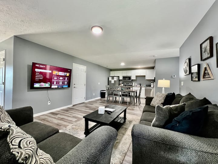 3 Bedroom Home W/ Privately Fenced Yard + Hot Tub. - Middletown, OH